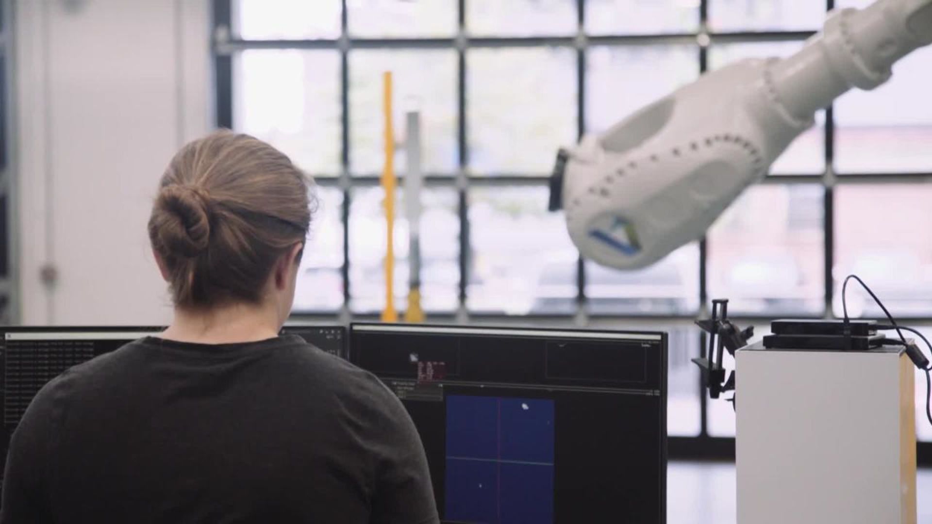 Watch Madeline Gannon, l'ammaestratrice di robot | Wired Italia