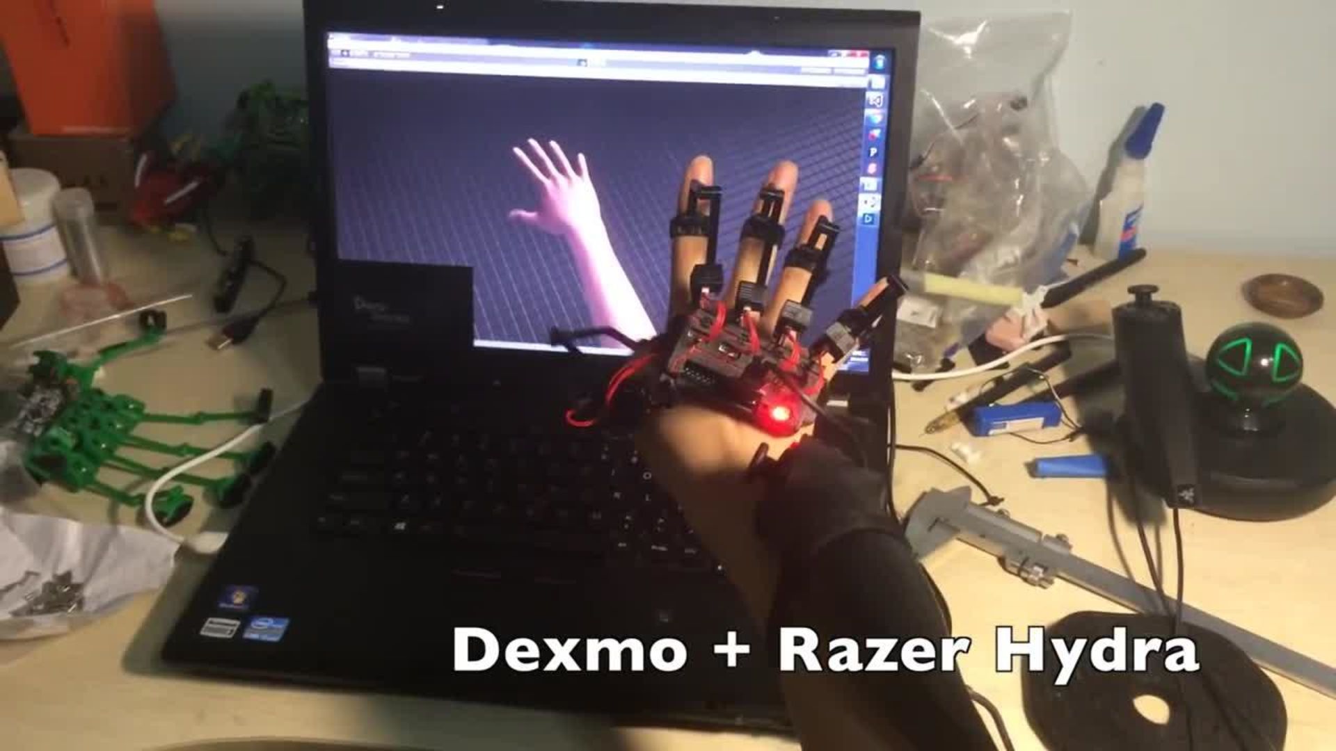 Watch Dexmo, il guanto robotico che porta la tua mano nella realtĂ virtuale | Wired Italia