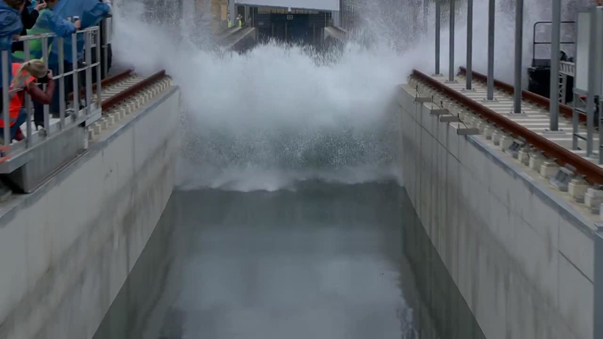 Watch Delta Flume, l'onda meccanica piĂ¹ alta creata in laboratorio ...