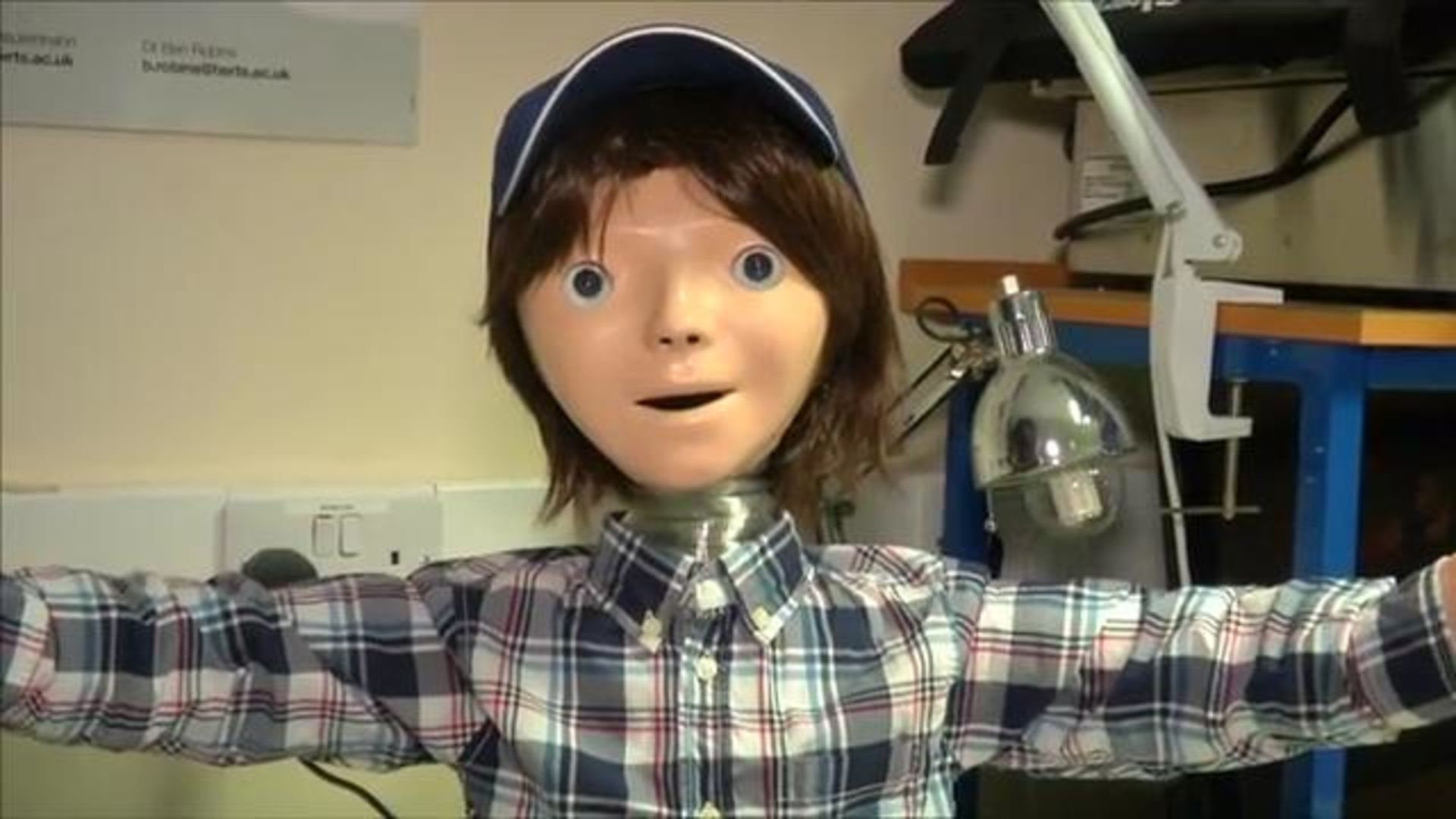 Watch Guarda Kaspar, il piccolo robot vicino ai bambini autistici ...