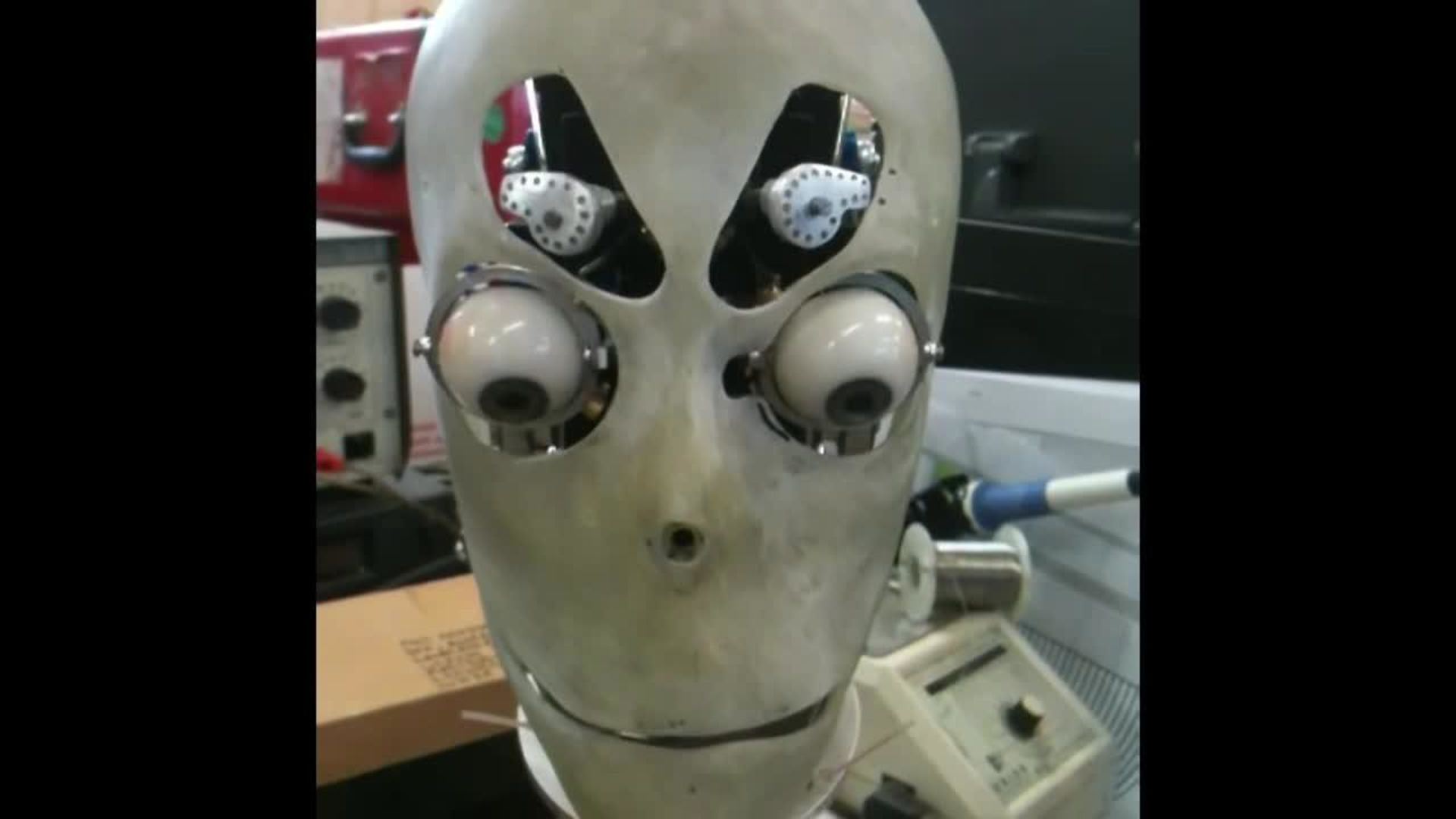 Watch Guarda la testa animatronica usata per il film â€œLa fine del ...