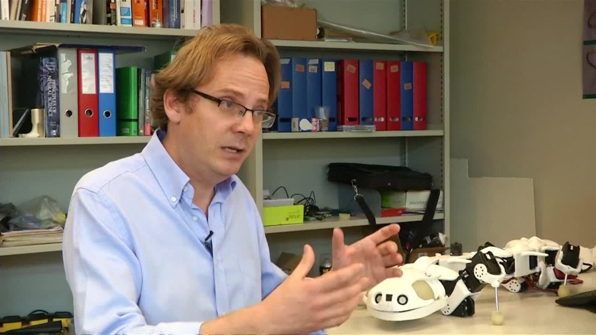 Watch Guarda Pleurobot, il robot salamandra | Wired Italia