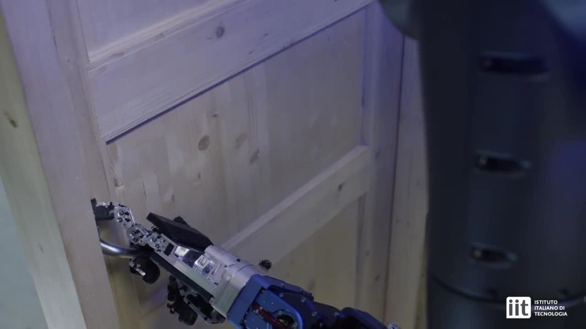 Watch Ecco Walkman, il robot italiano ora in gara al Darpa Robotics ...